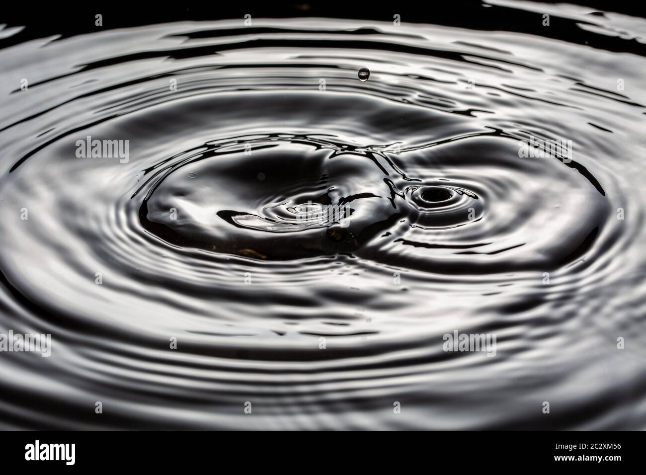 water droplets splashing into water, splashing water rain drops Stock ...