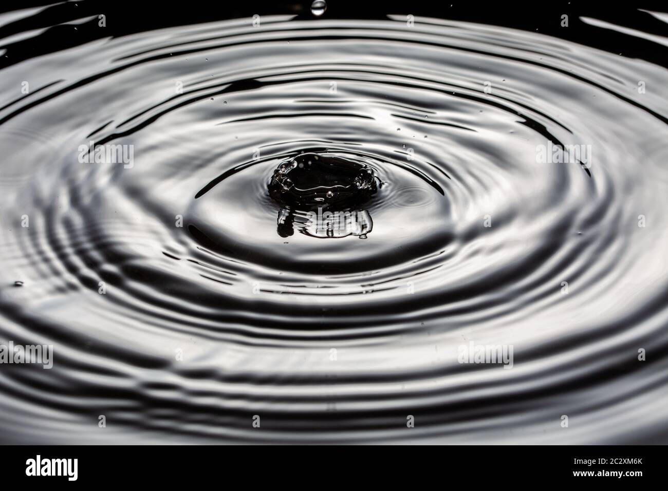 water droplets splashing into water, splashing water rain drops Stock ...
