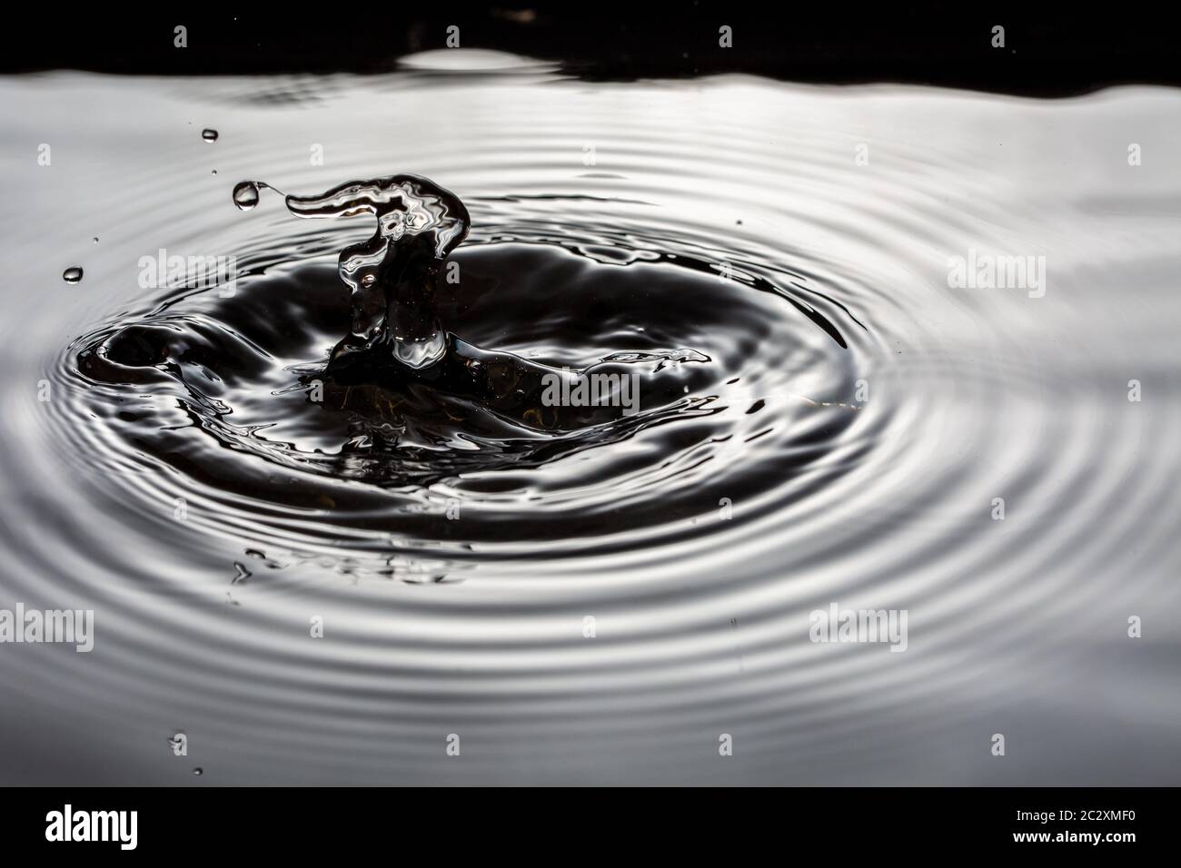 water droplets splashing into water, splashing water rain drops Stock ...