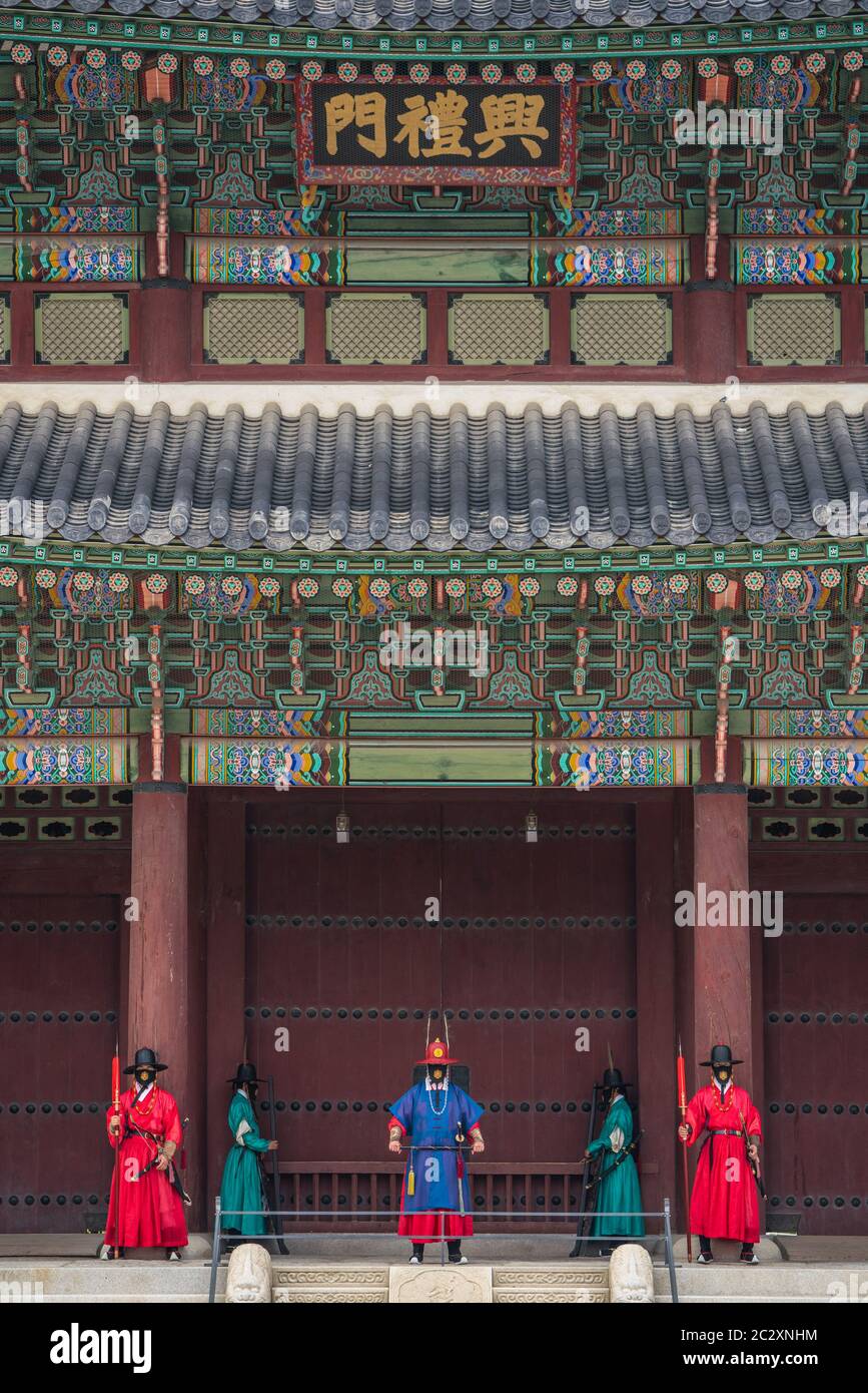 Seoul, South Korea. 18th June, 2020. Guards of Gyeongbokgung Palace ...
