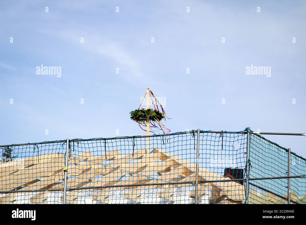 The roof truss is ready and it was celebrated the topping and the ...