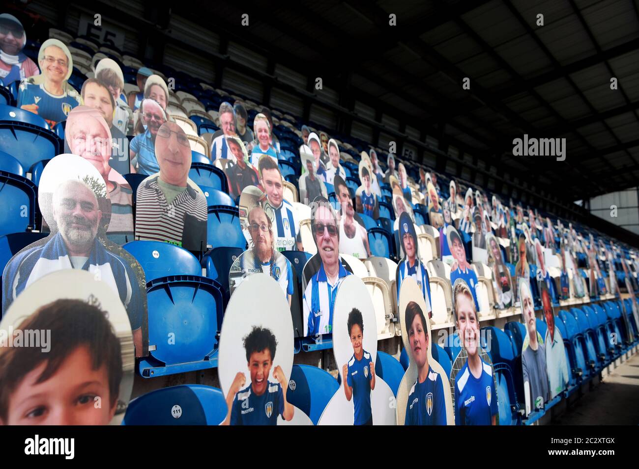 Cardboard cutout pictures fans hi-res stock photography and images - Alamy
