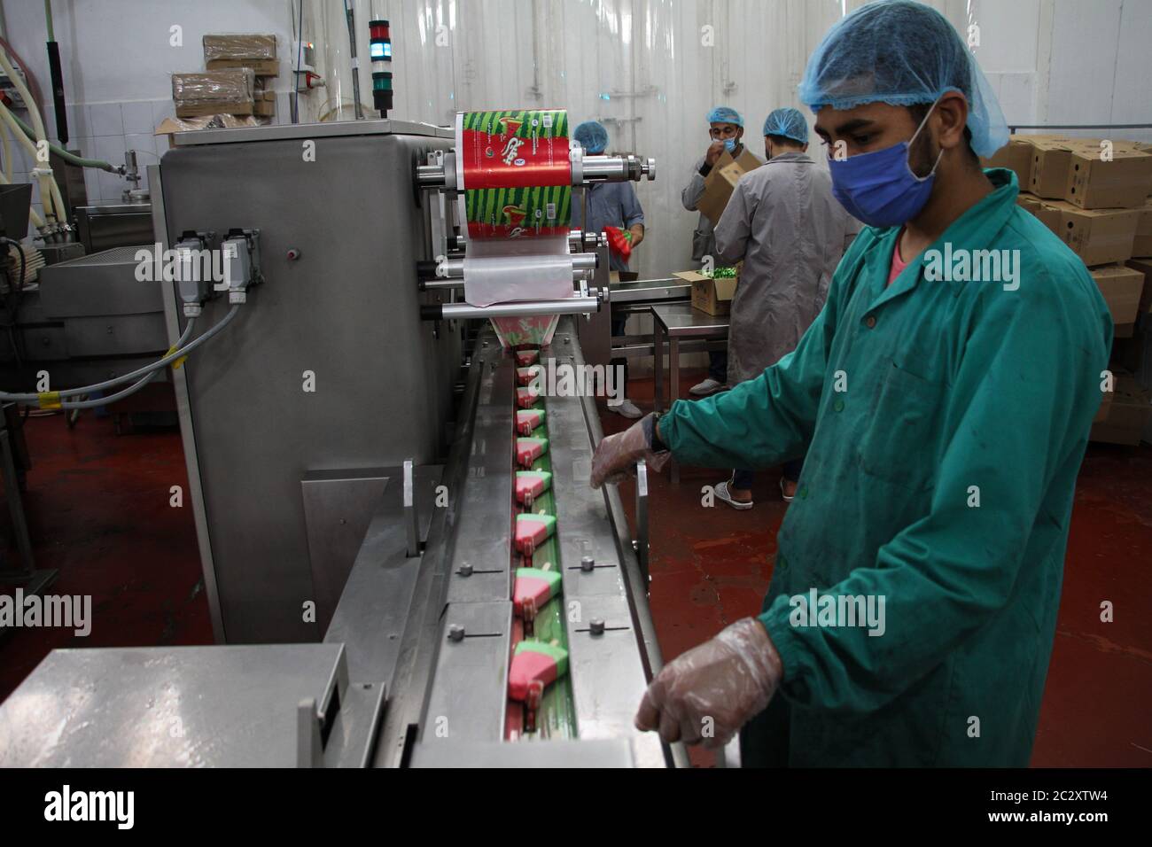 Ice factory workers hi-res stock photography and images - Alamy