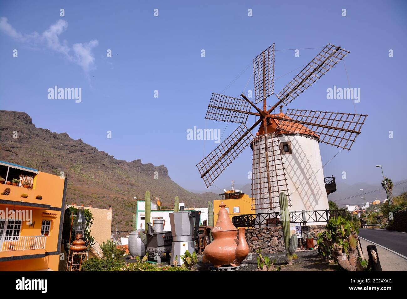 Photo Picture of a Classic Vintage Windmill Building Stock Photo - Alamy