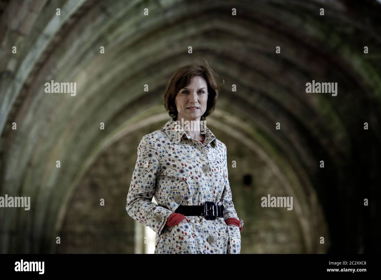 Bbc antiques roadshow presenter hi-res stock photography and images - Alamy