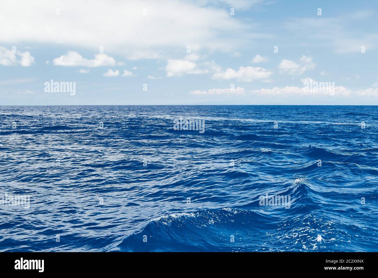 Distant horizon at the seas, endless waves Stock Photo - Alamy
