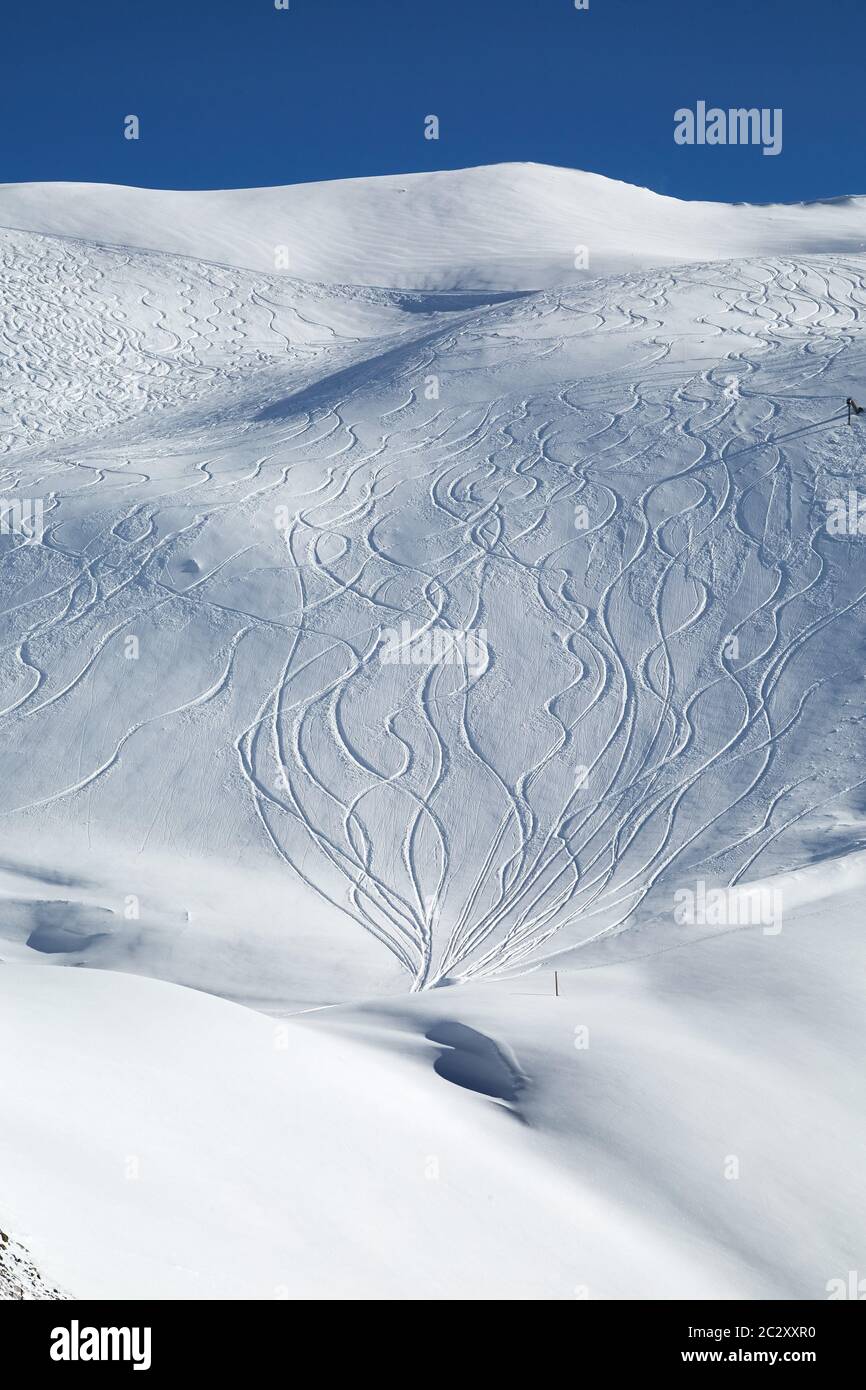 Ski slope with fresh snow curves Stock Photo - Alamy