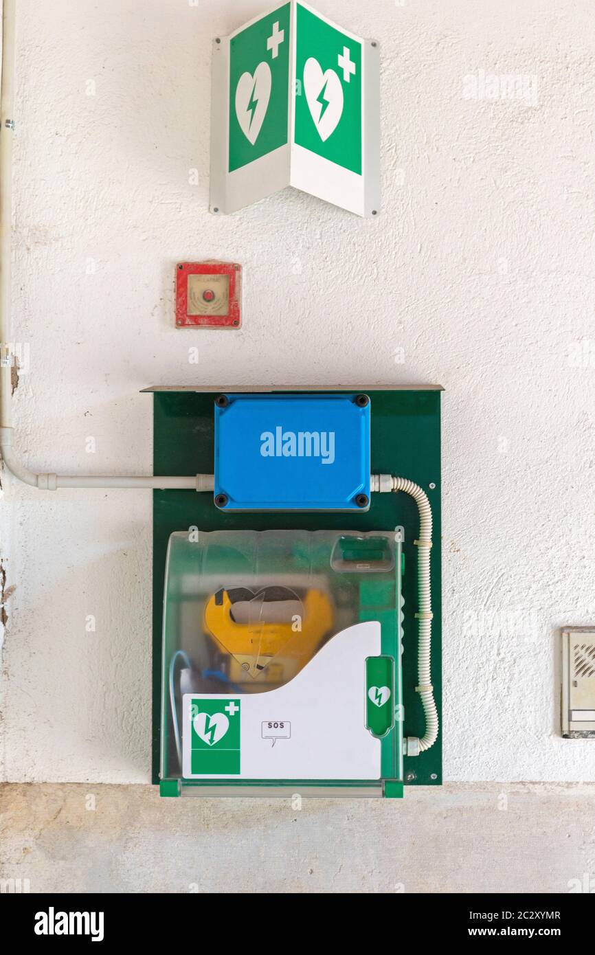 Aed cabinet hi-res stock photography and images - Alamy