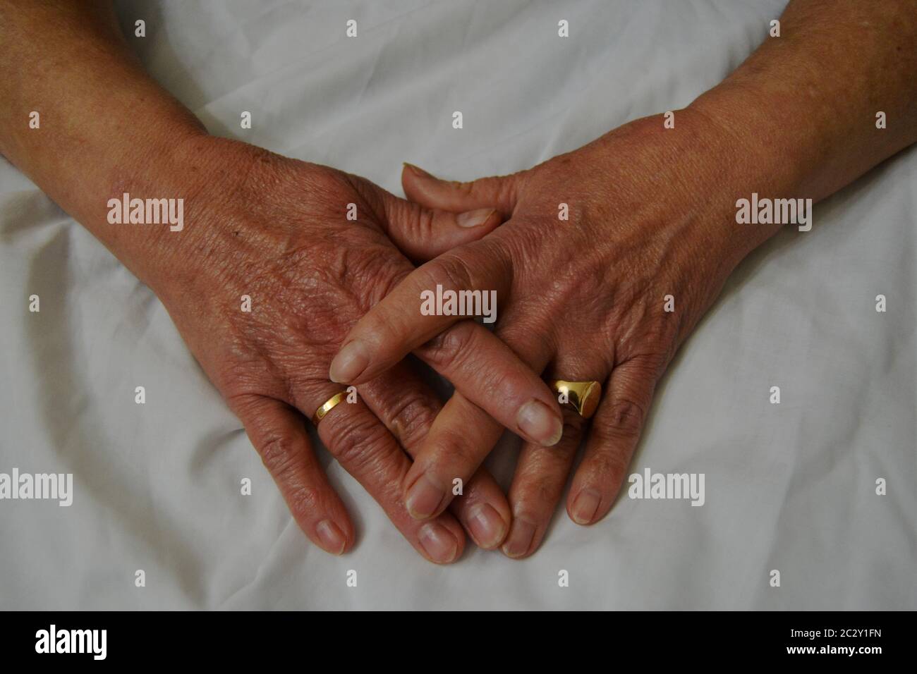 Hands of an old woman Stock Photo - Alamy