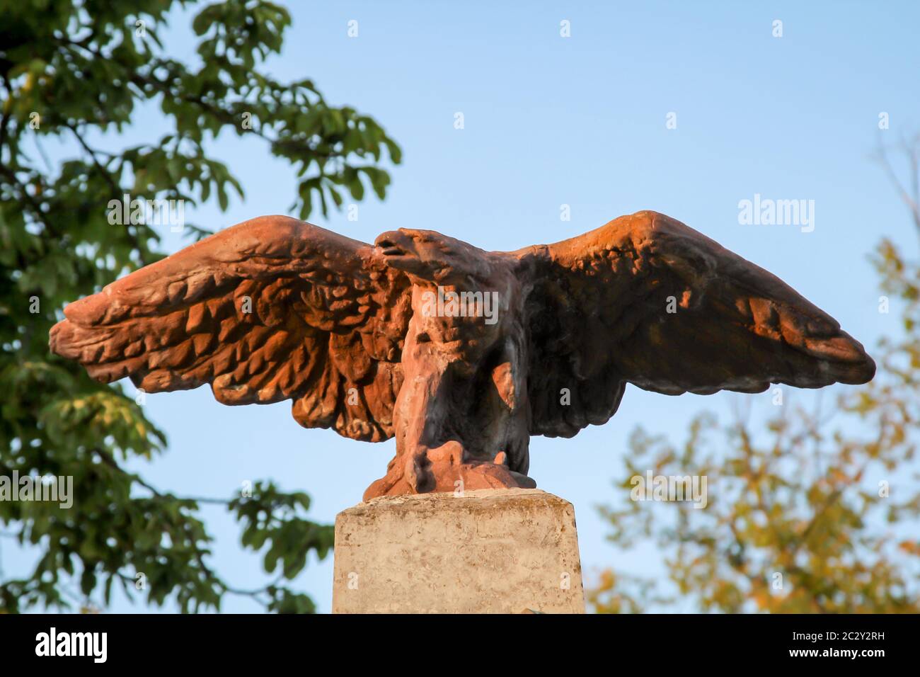 a stone eagle on a pedestal of a statue Stock Photo - Alamy