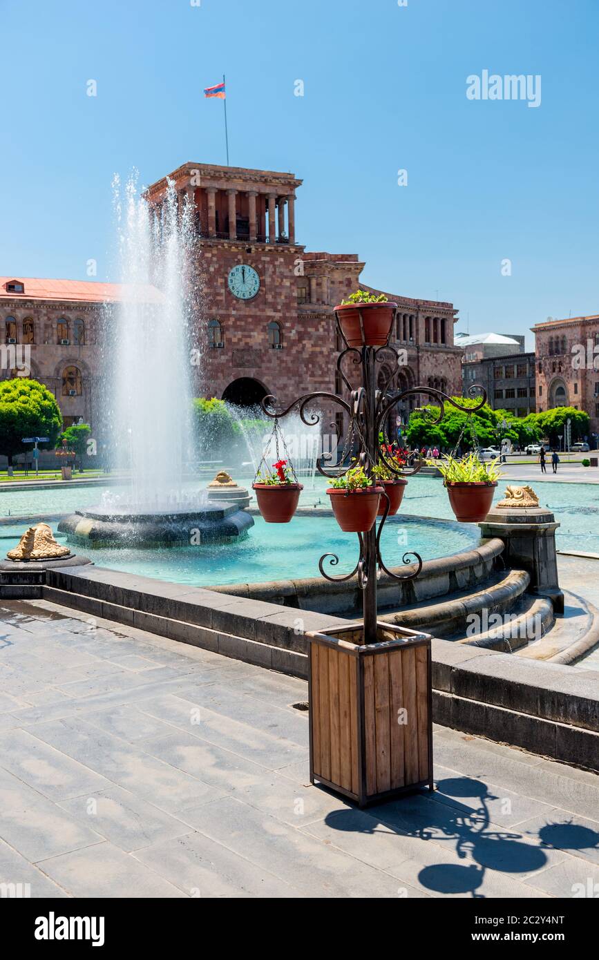 Beautiful Republic Square in the center of Yerevan on a sunny day ...