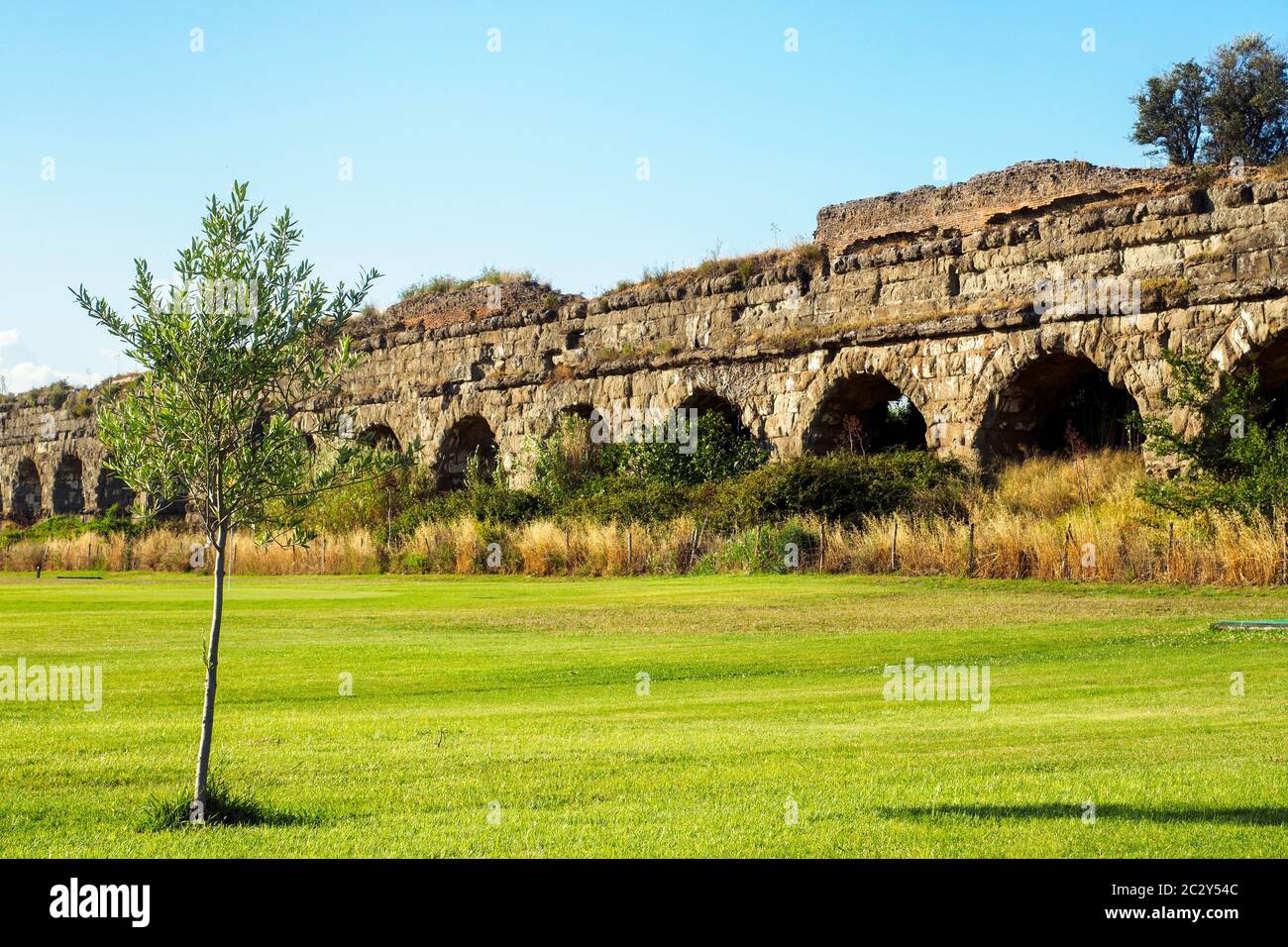 Acquedotto Claudio (Claudian Aqueduct) ancient Roman aqueduct ruins ...