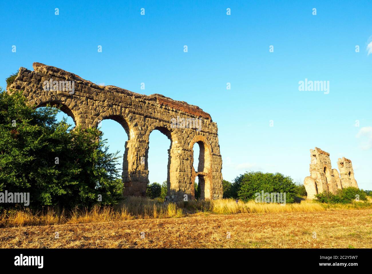 Acquedotto Claudio (Claudian Aqueduct) ancient Roman aqueduct ruins ...