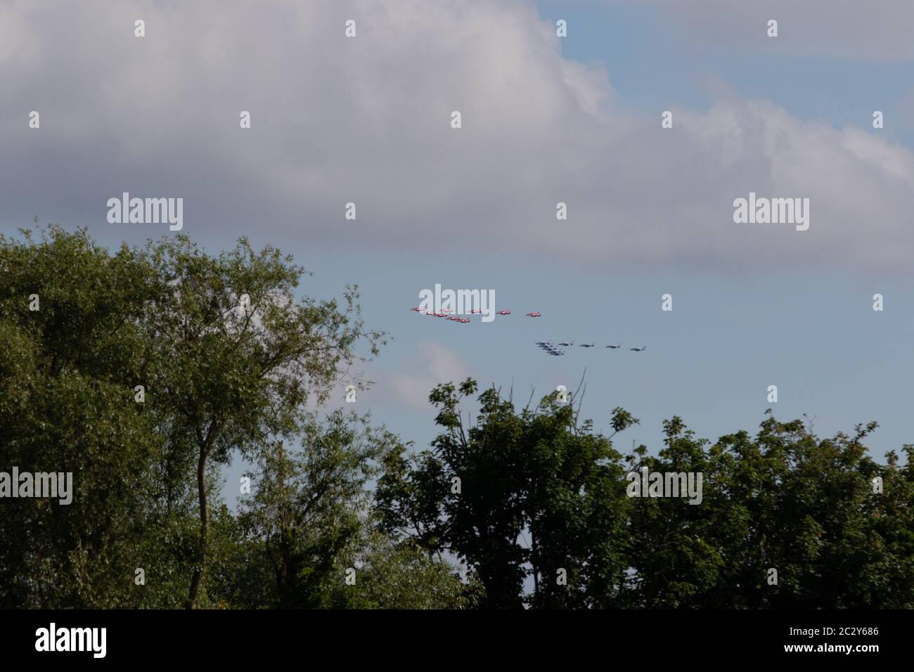 Red arrows fly over london hi-res stock photography and images - Alamy