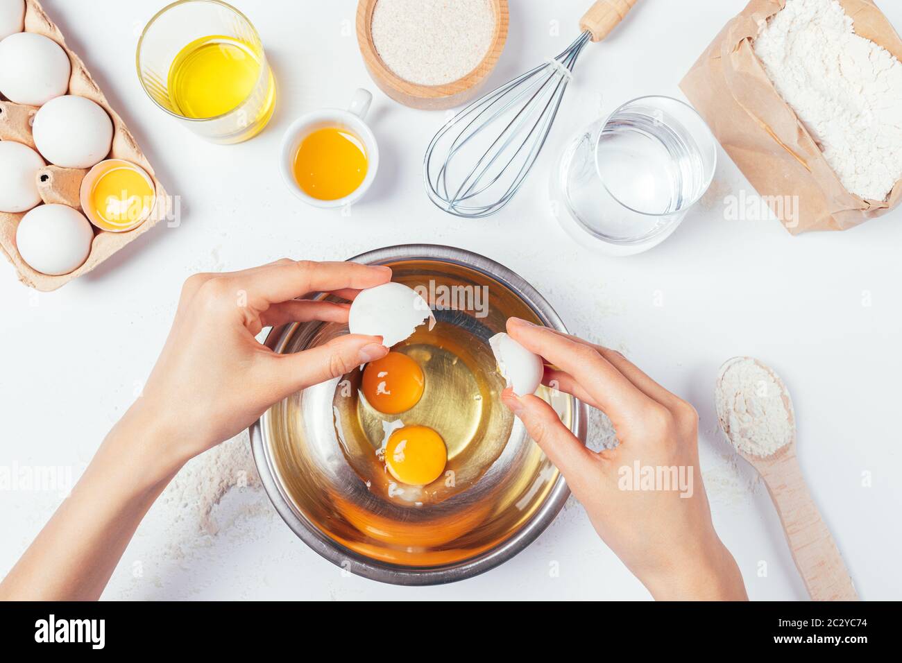 Crack an egg hi-res stock photography and images - Alamy