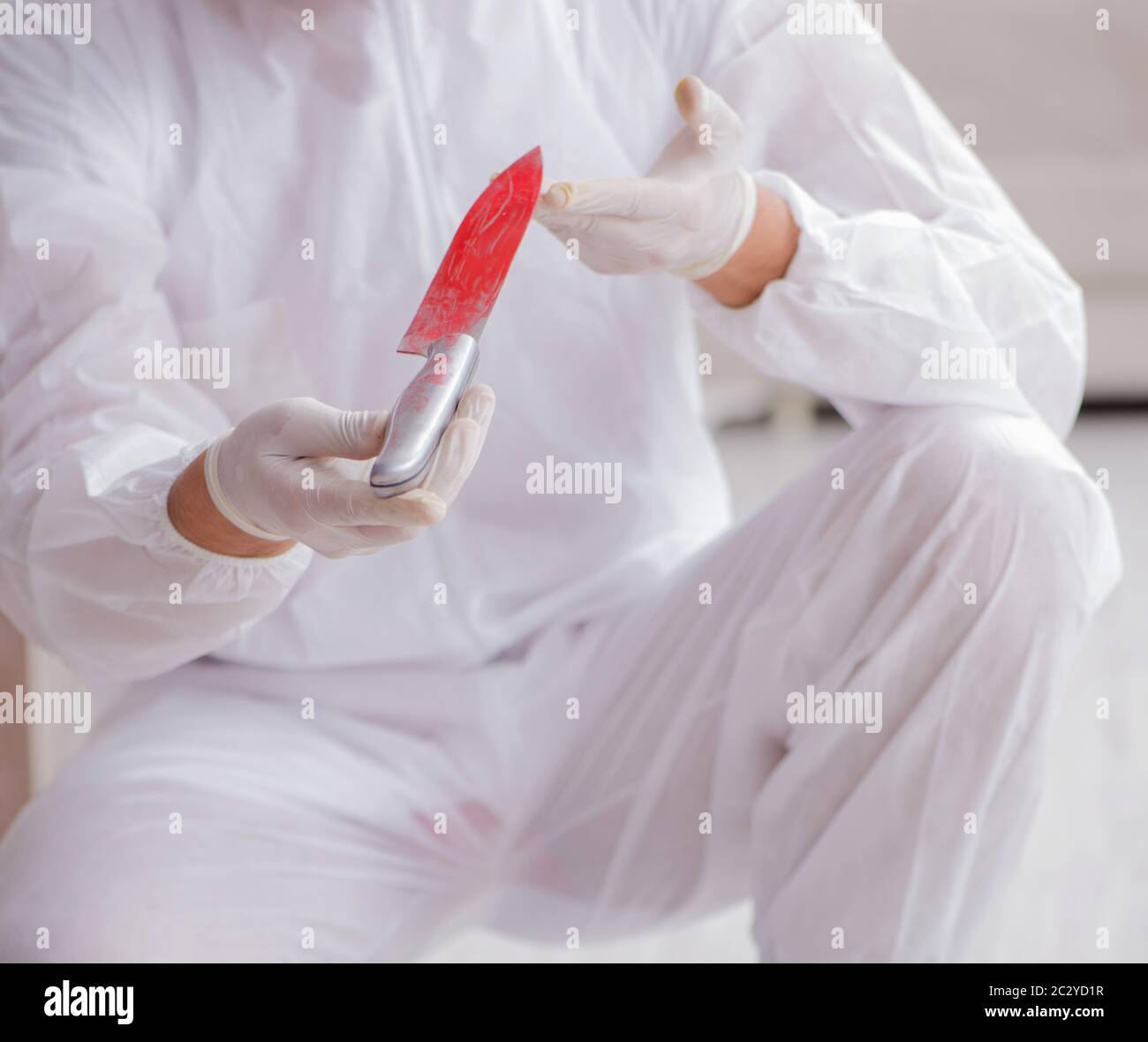 Forensic expert at crime scene doing investigation Stock Photo - Alamy