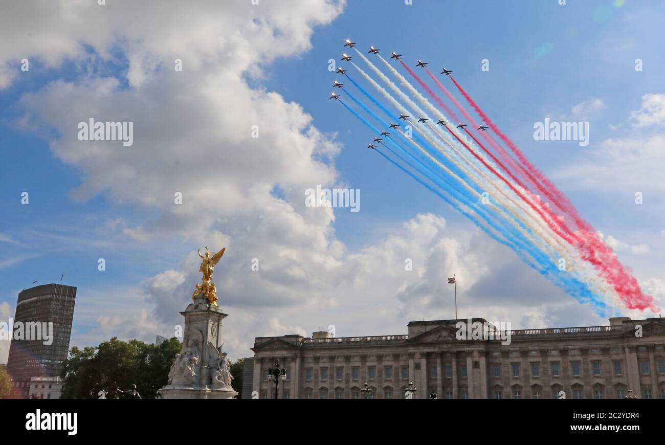 Buckingham palace red arrows hi-res stock photography and images - Alamy