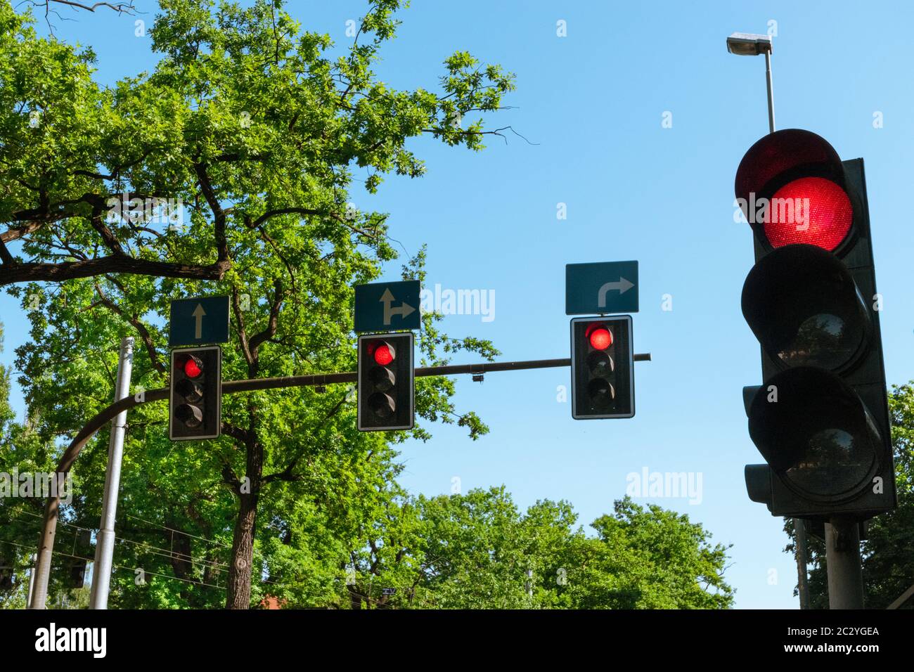 Cars traffic lights red hi-res stock photography and images - Alamy