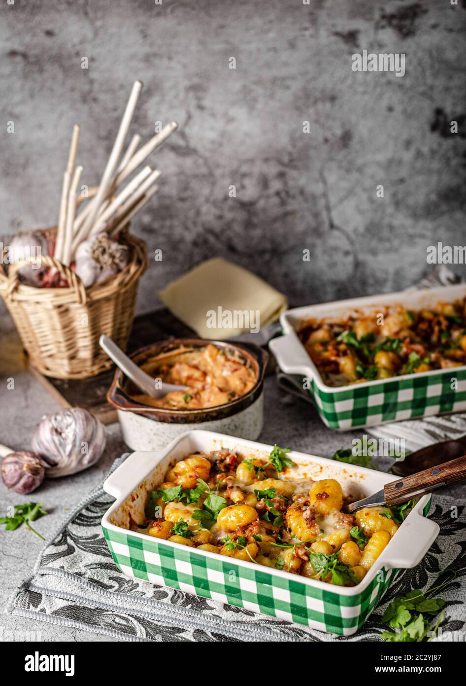 Super fast and delicious food, gratinated gnocchi with minced meat ...