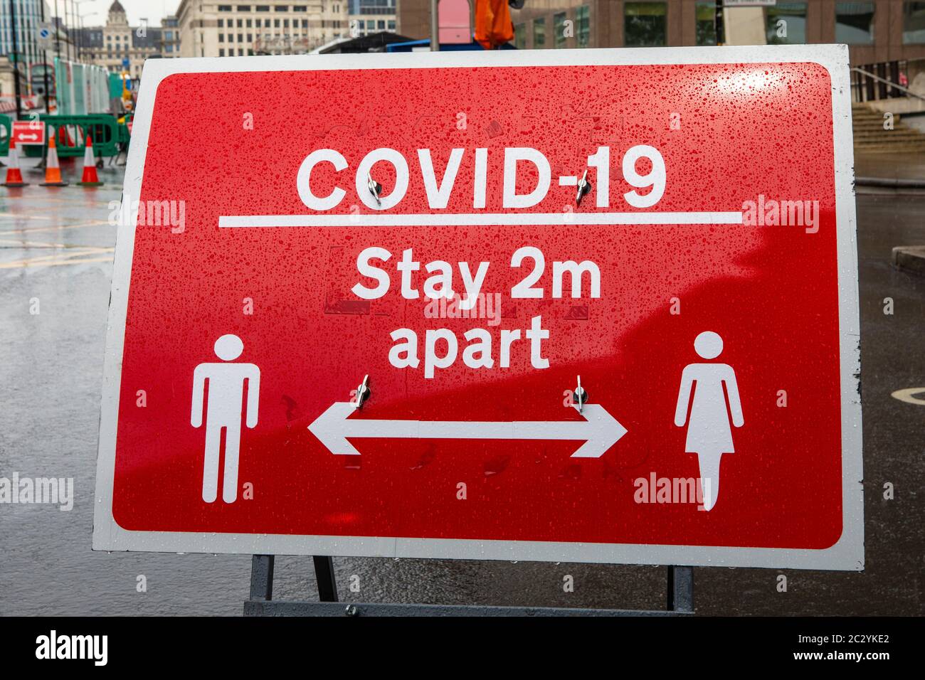 Two metres sign hi-res stock photography and images - Alamy