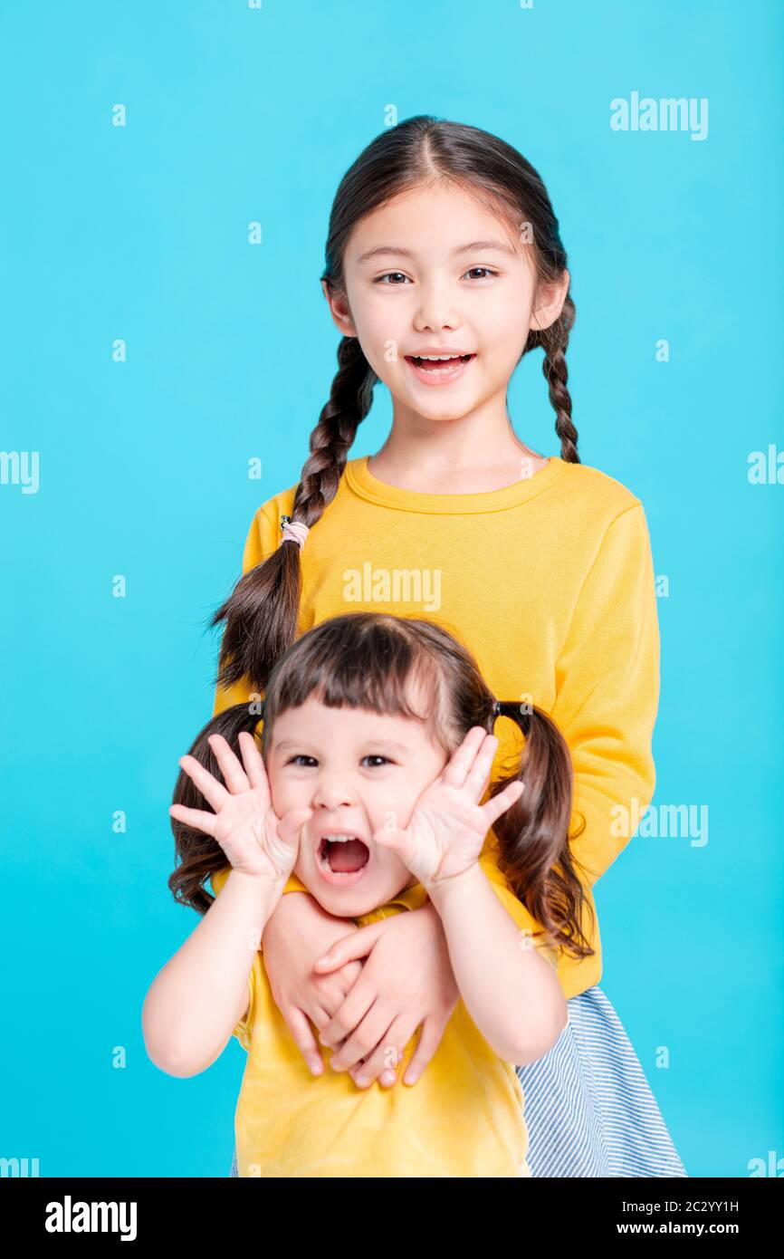 closeup two little girls sisters hugging Stock Photo - Alamy closeup two little girls sisters hugging Stock Photo - Alamy