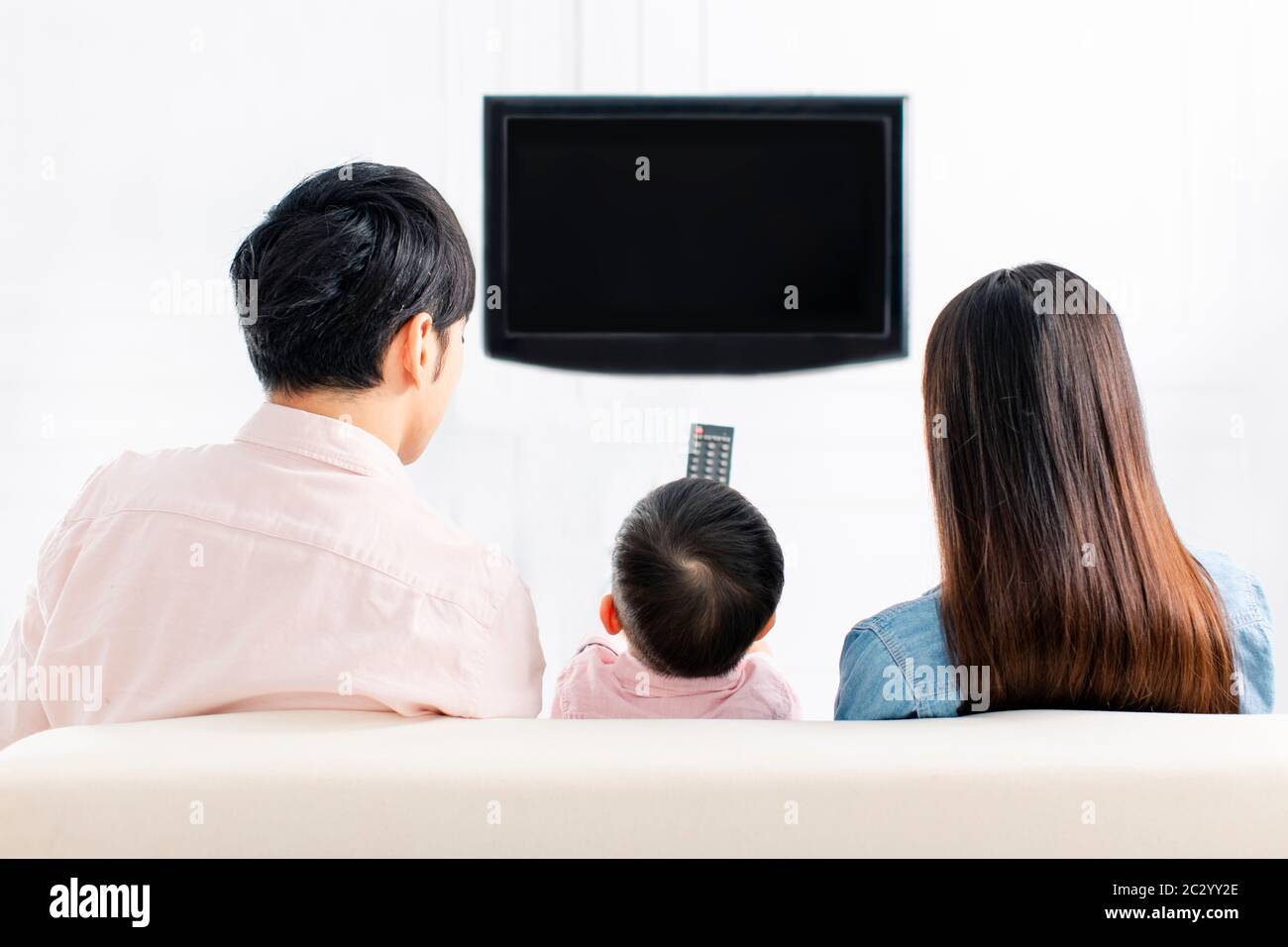 Family watching tv back view hi-res stock photography and images - Alamy