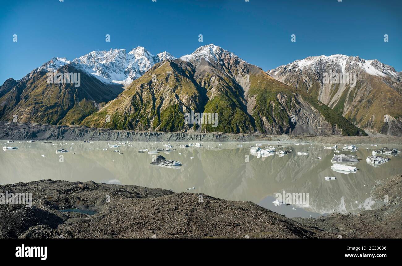 Ice blocks swimming in Hooker Lake, Aoraki, Mt Cook National Park ...