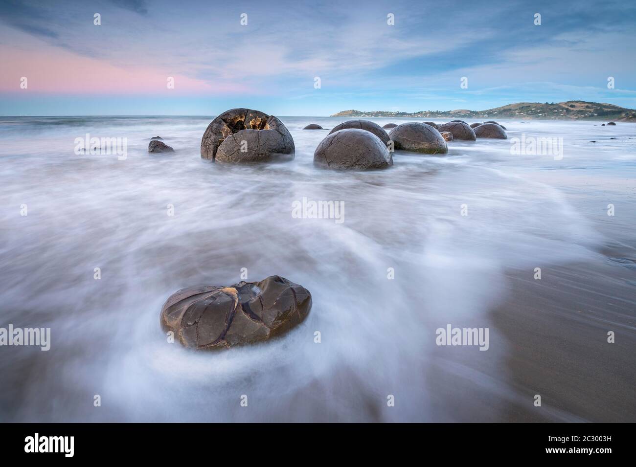Moeraki Bolders, round rock balls, geological concretion, Hampden ...