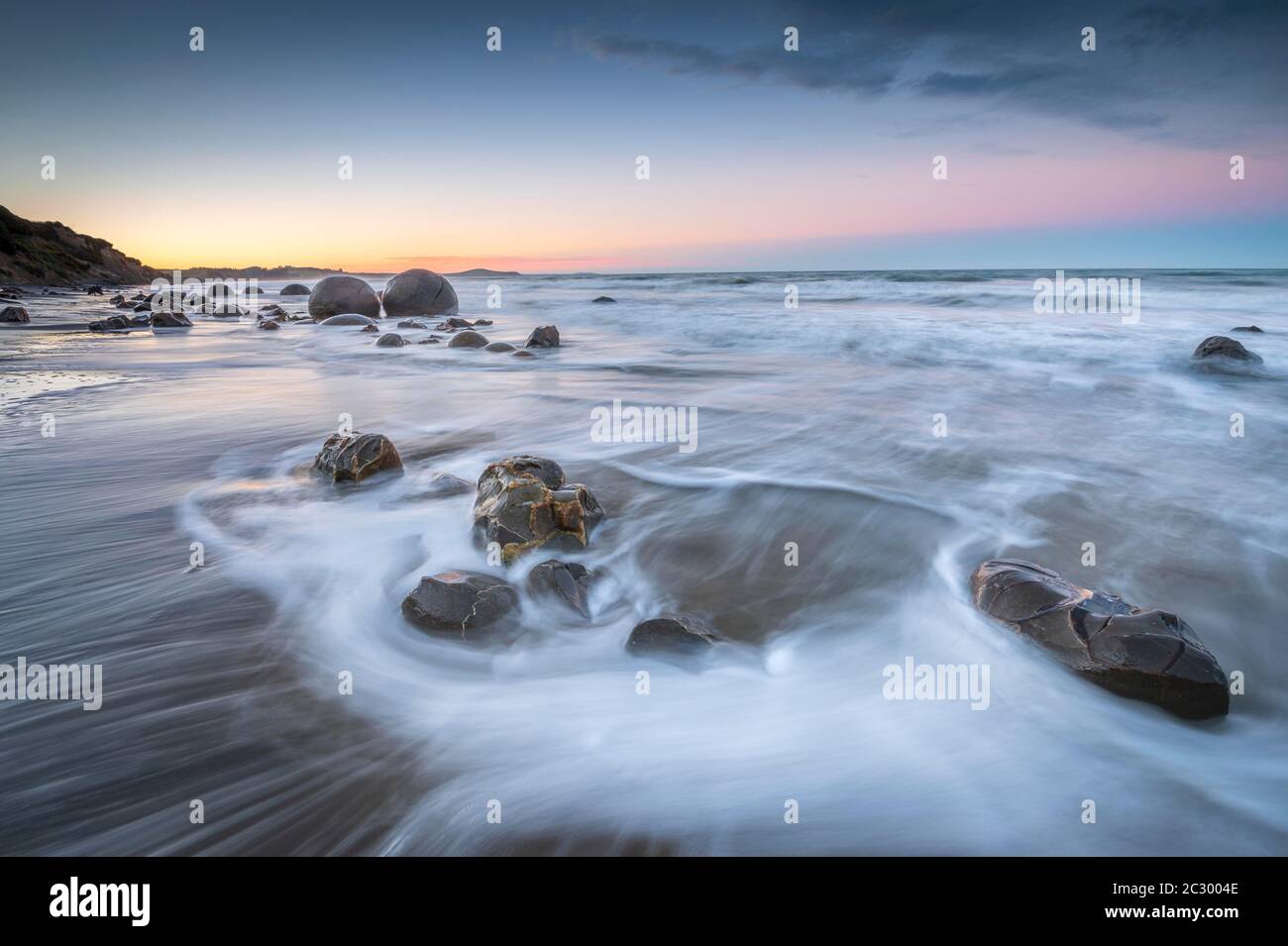 Moeraki Bolders, round rock balls, geological concretion, Hampden ...