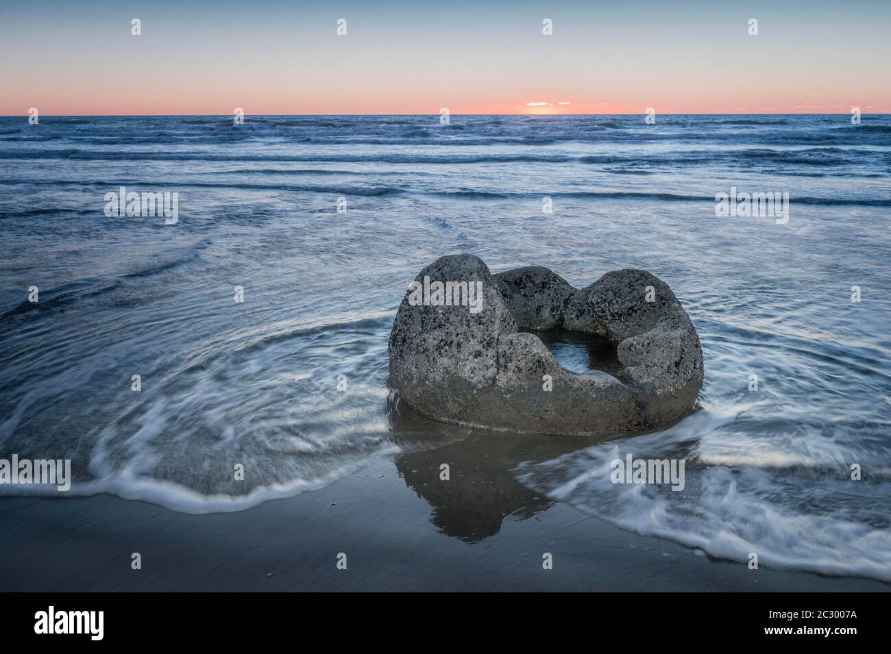 Moeraki Bolders, round rock sphere, geological concretion, Hampden ...