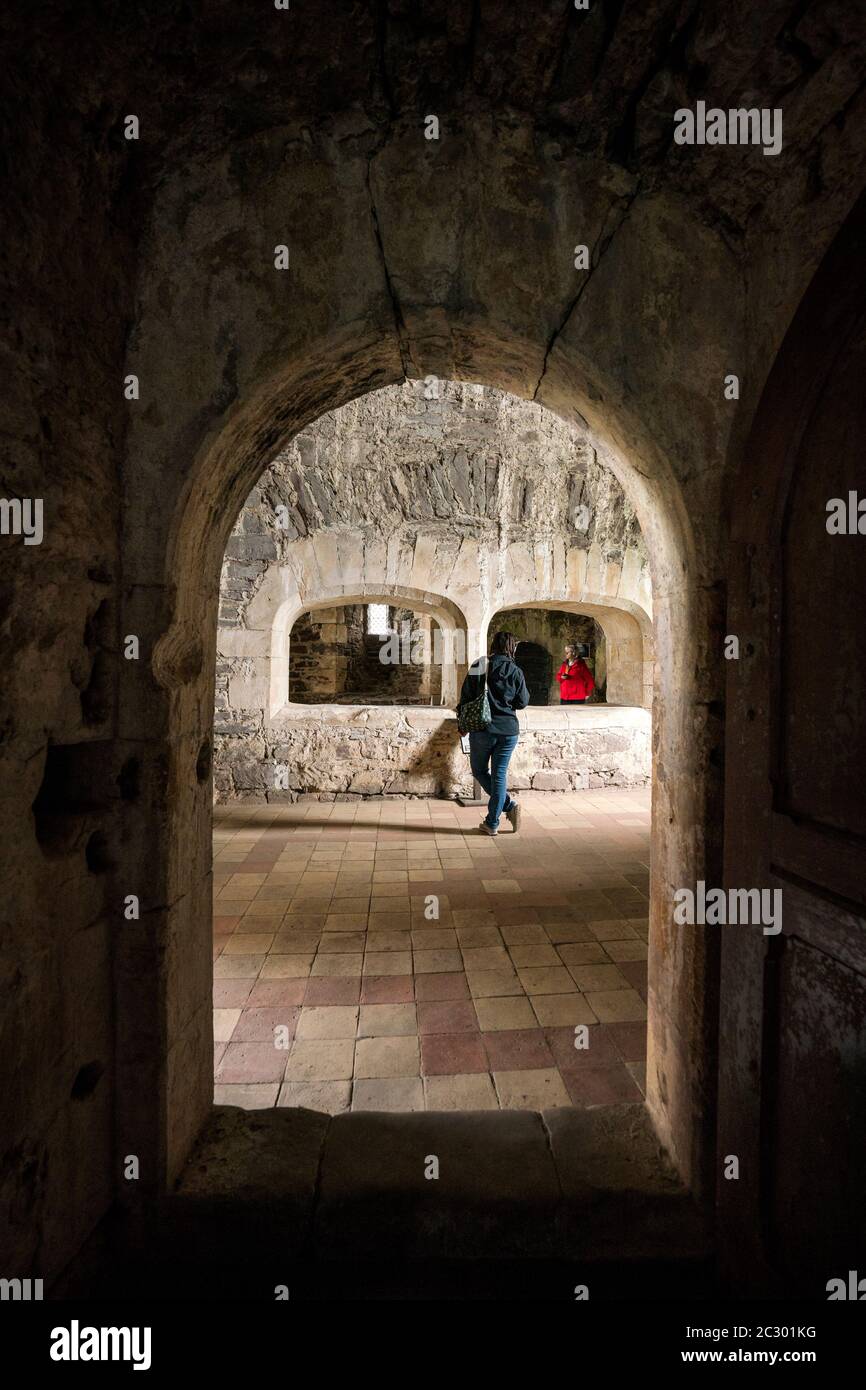 Arched entrance to the kitchen ruin inside Doune castle, Stirling ...