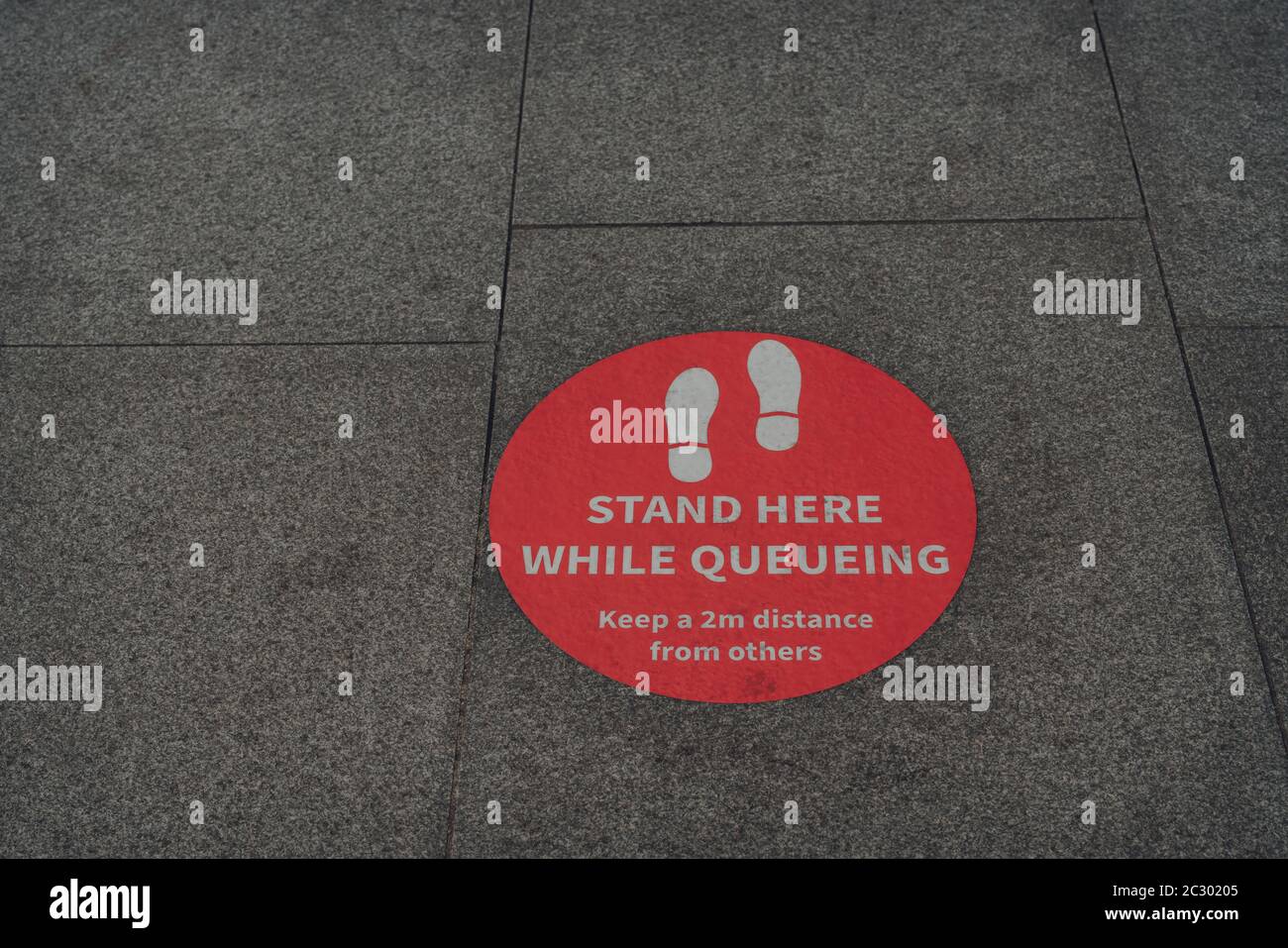 Please queue here sign hi-res stock photography and images - Alamy