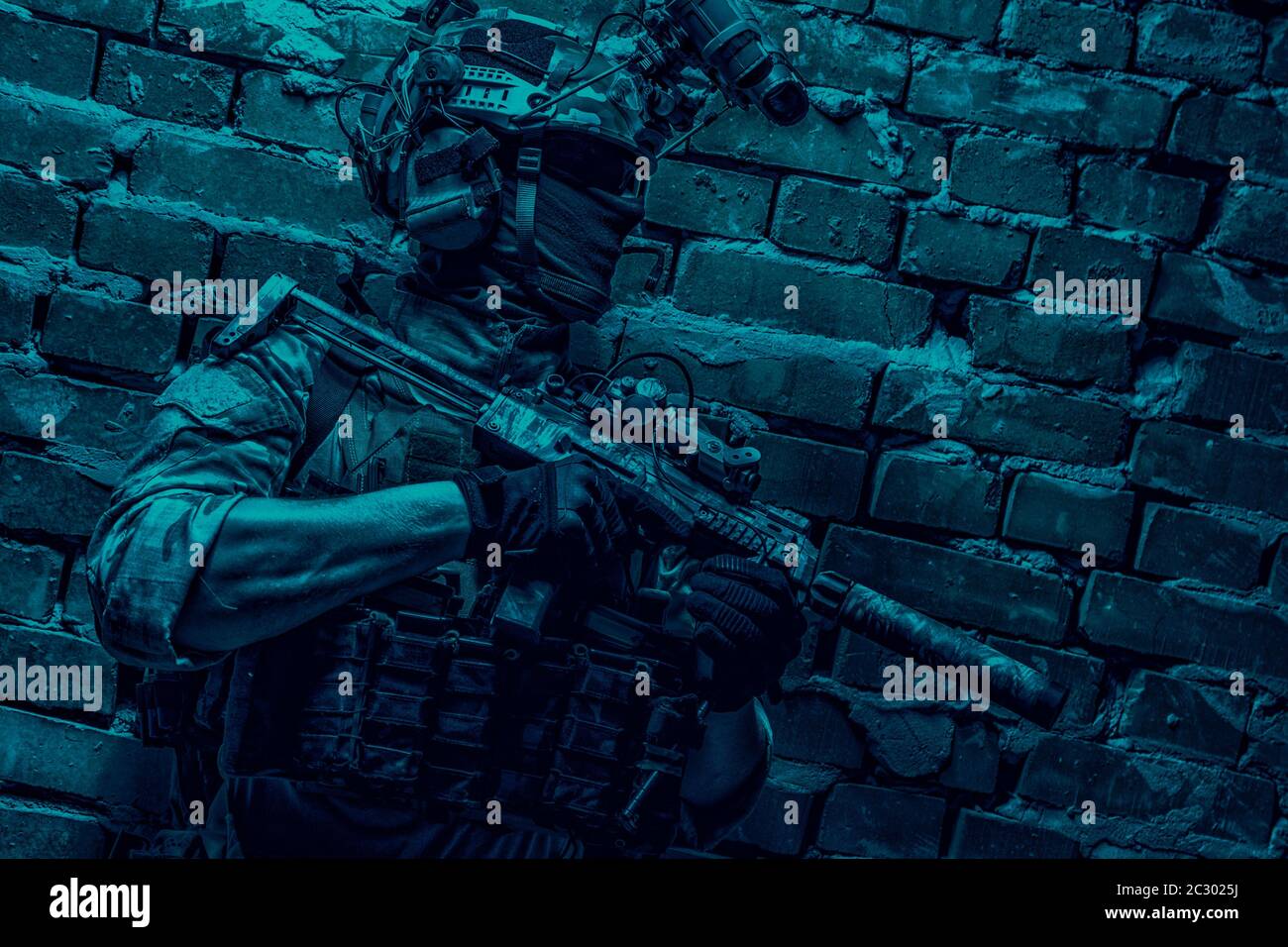 Military army soldier weapon rifle hiding war hi-res stock photography ...