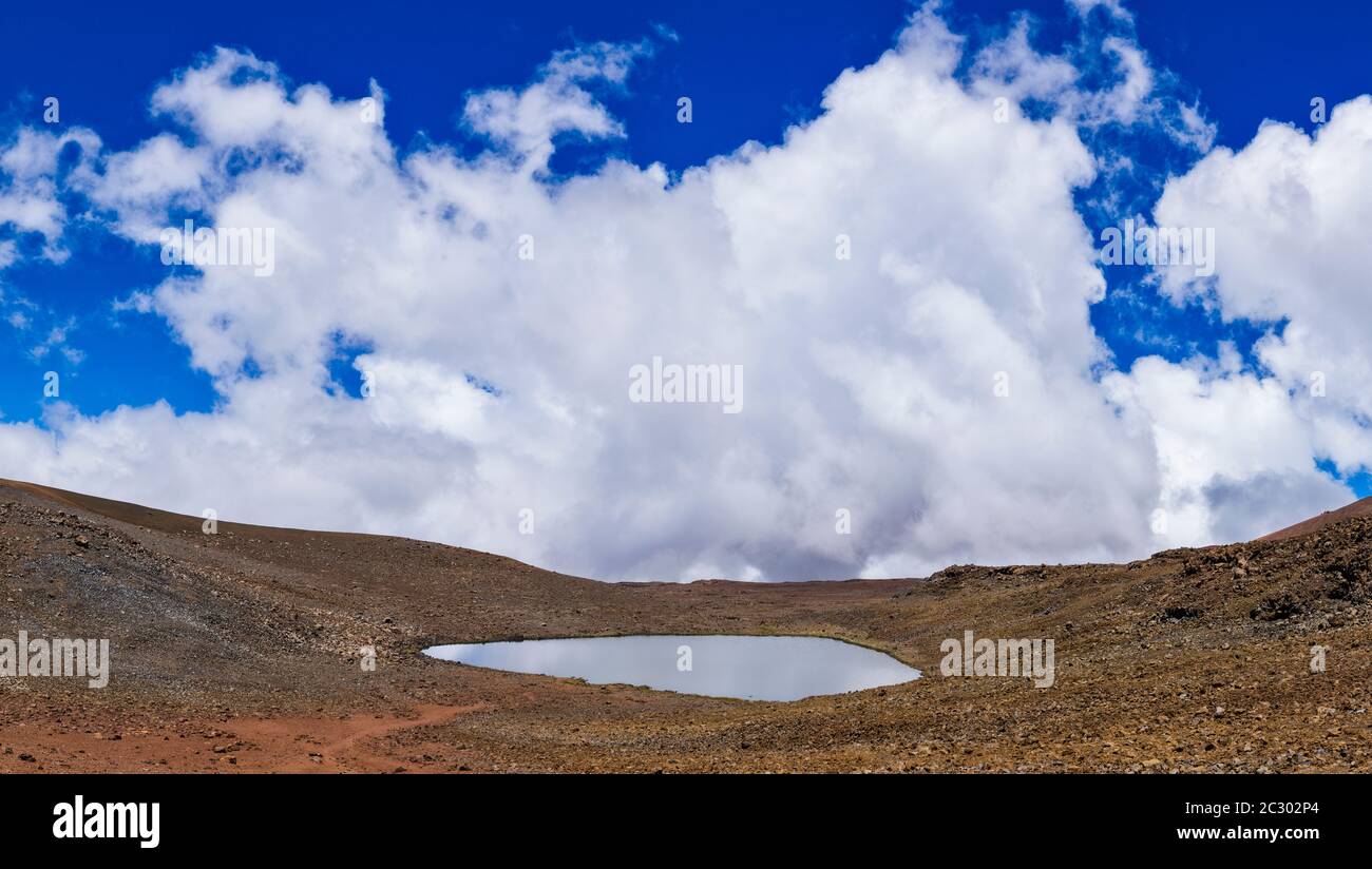 Hawaii lake hi-res stock photography and images - Alamy