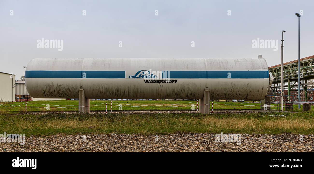 A cylindrical LINDE hydrogen (German: Wasserstoff) storage vessel in a ...