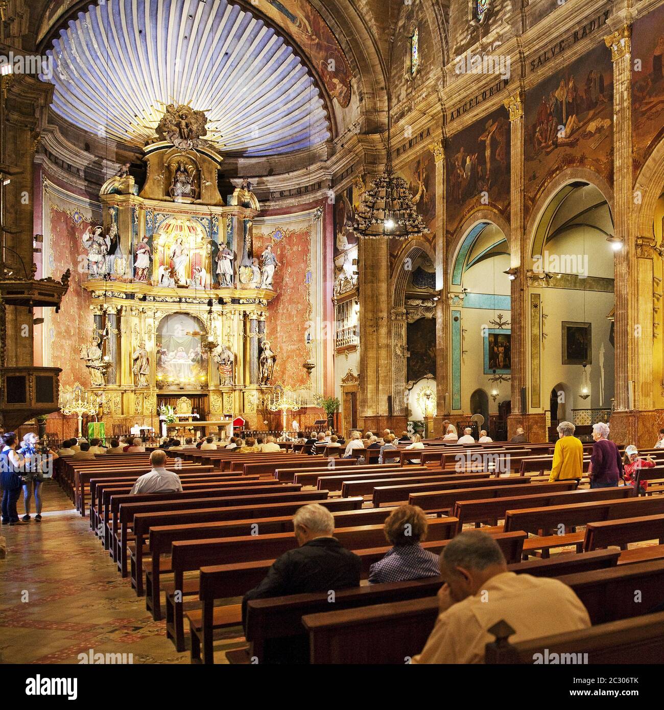 Inside roman catholic church hi-res stock photography and images - Alamy