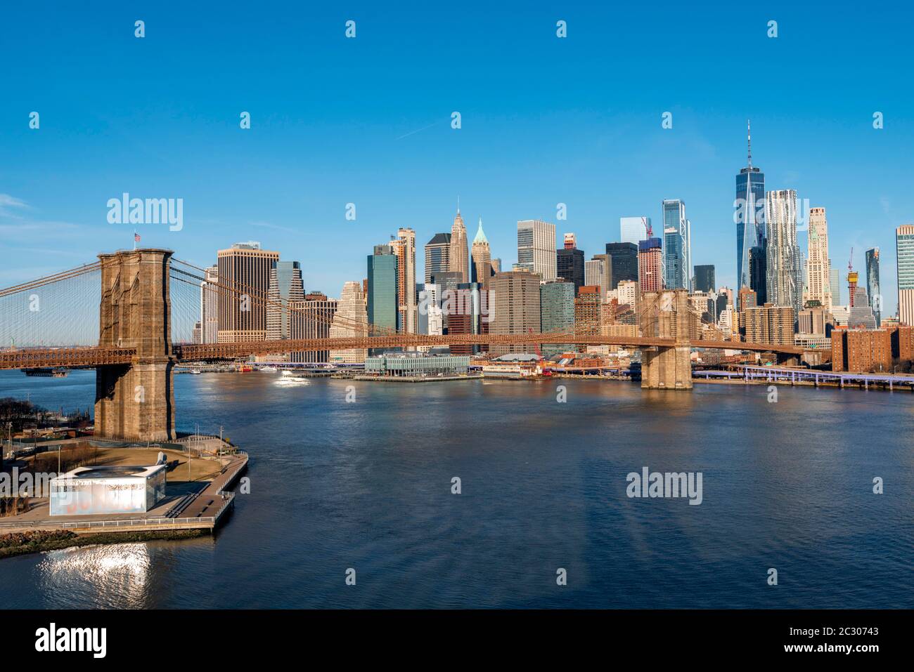 View from Manhattan Bridge over the East River to the skyline of Lower ...
