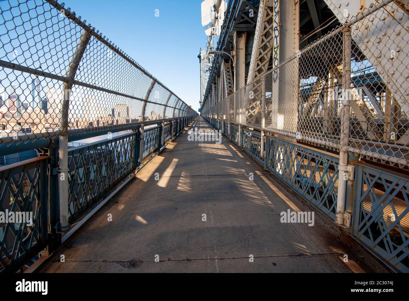Footpath across the Manhattan Bridge, Manhattan, New York, USA Stock ...