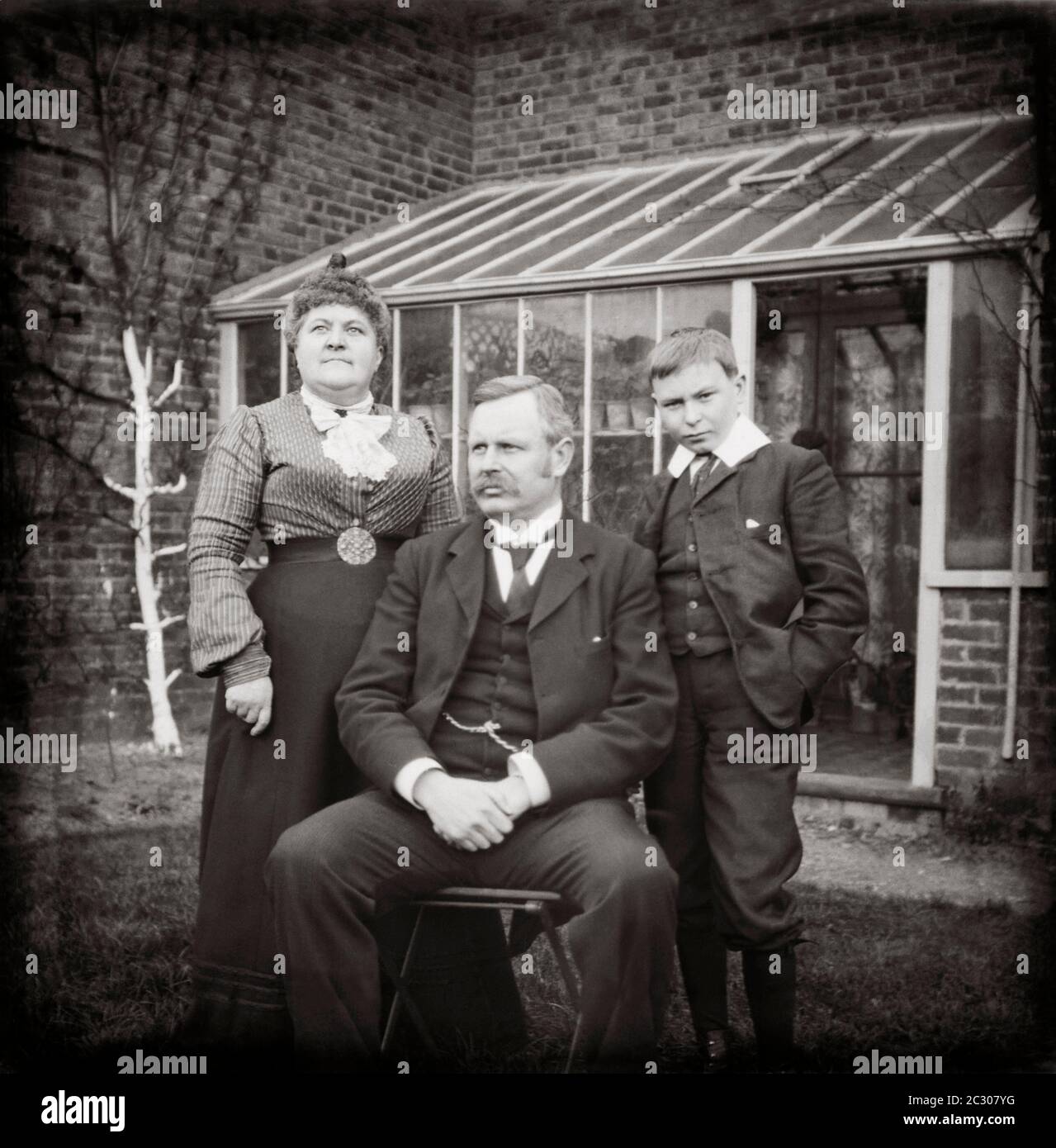 English Elizabethan and Edwardian family portraits showing turn of the ...