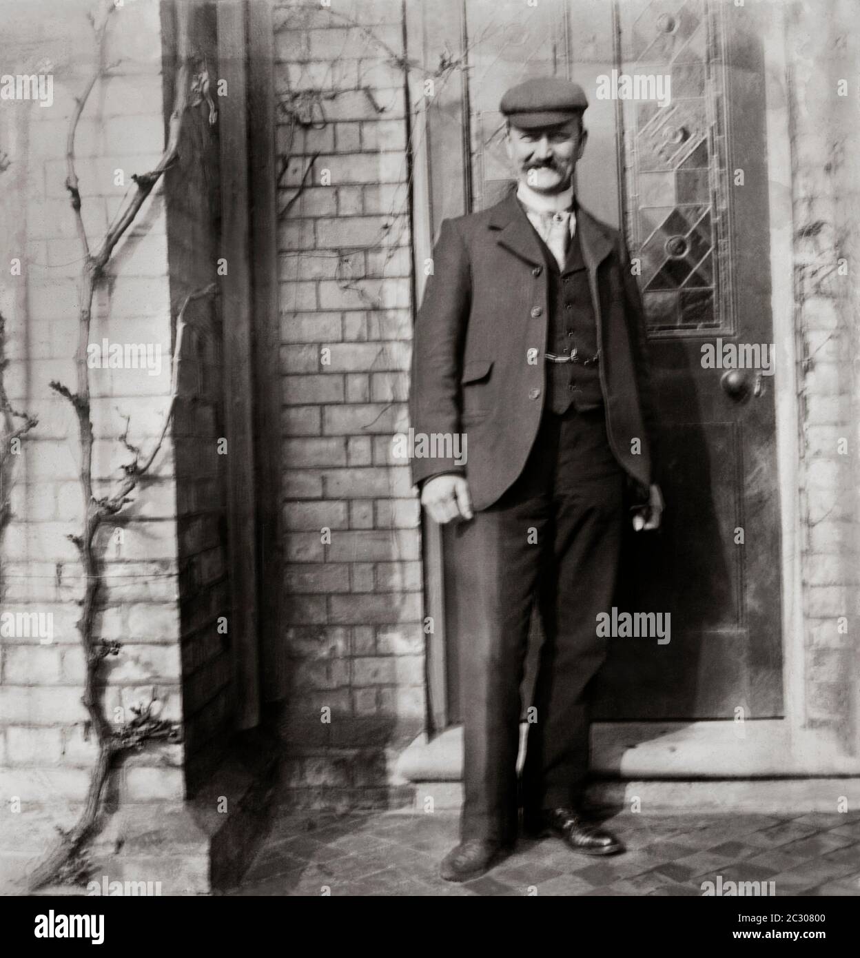 English Elizabethan and Edwardian family portraits showing turn of the ...