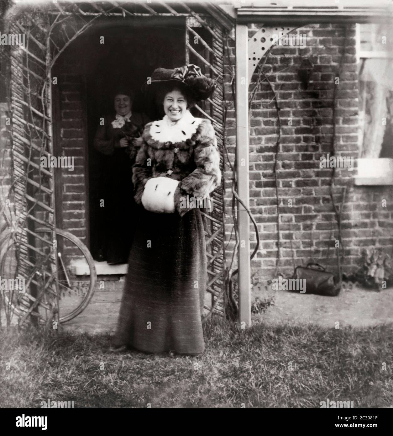 English Elizabethan and Edwardian family portraits showing turn of the ...
