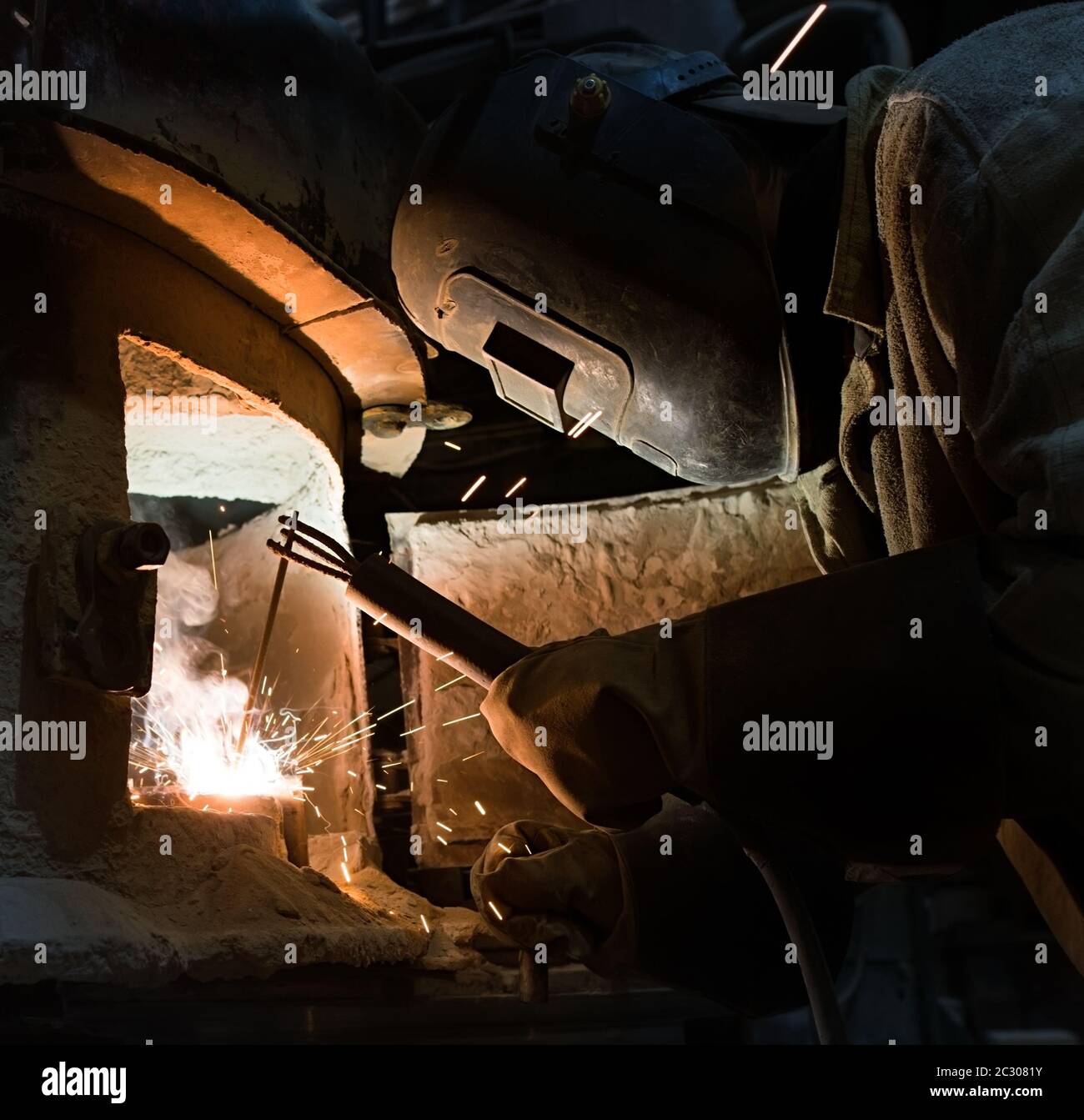 Professional welder hi-res stock photography and images - Alamy