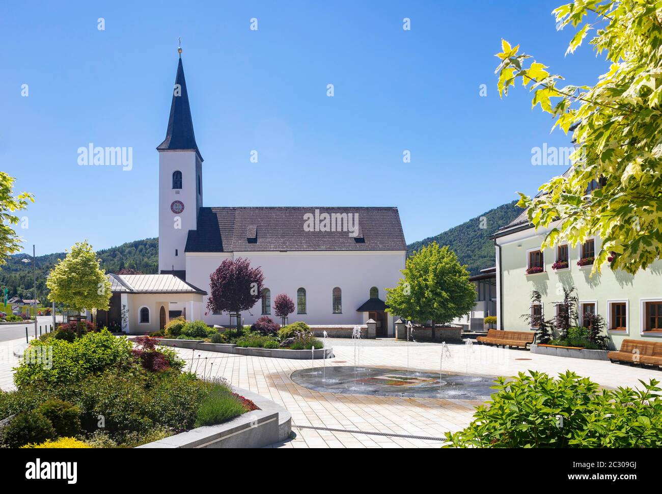 Village square with parish church of St. Erasmus, Fuschl am See ...