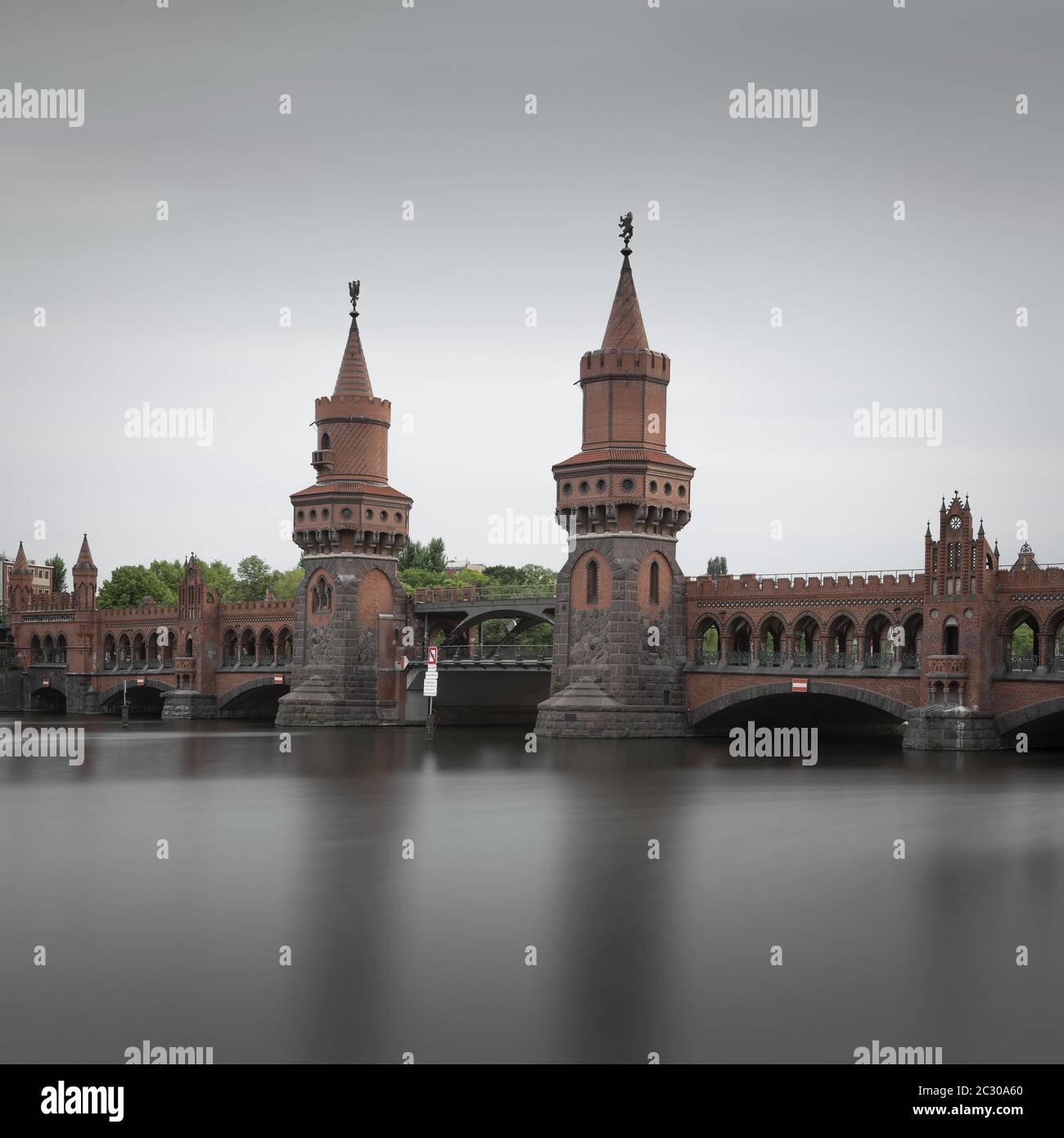 Oberbaum bridge across the spree hi-res stock photography and images ...