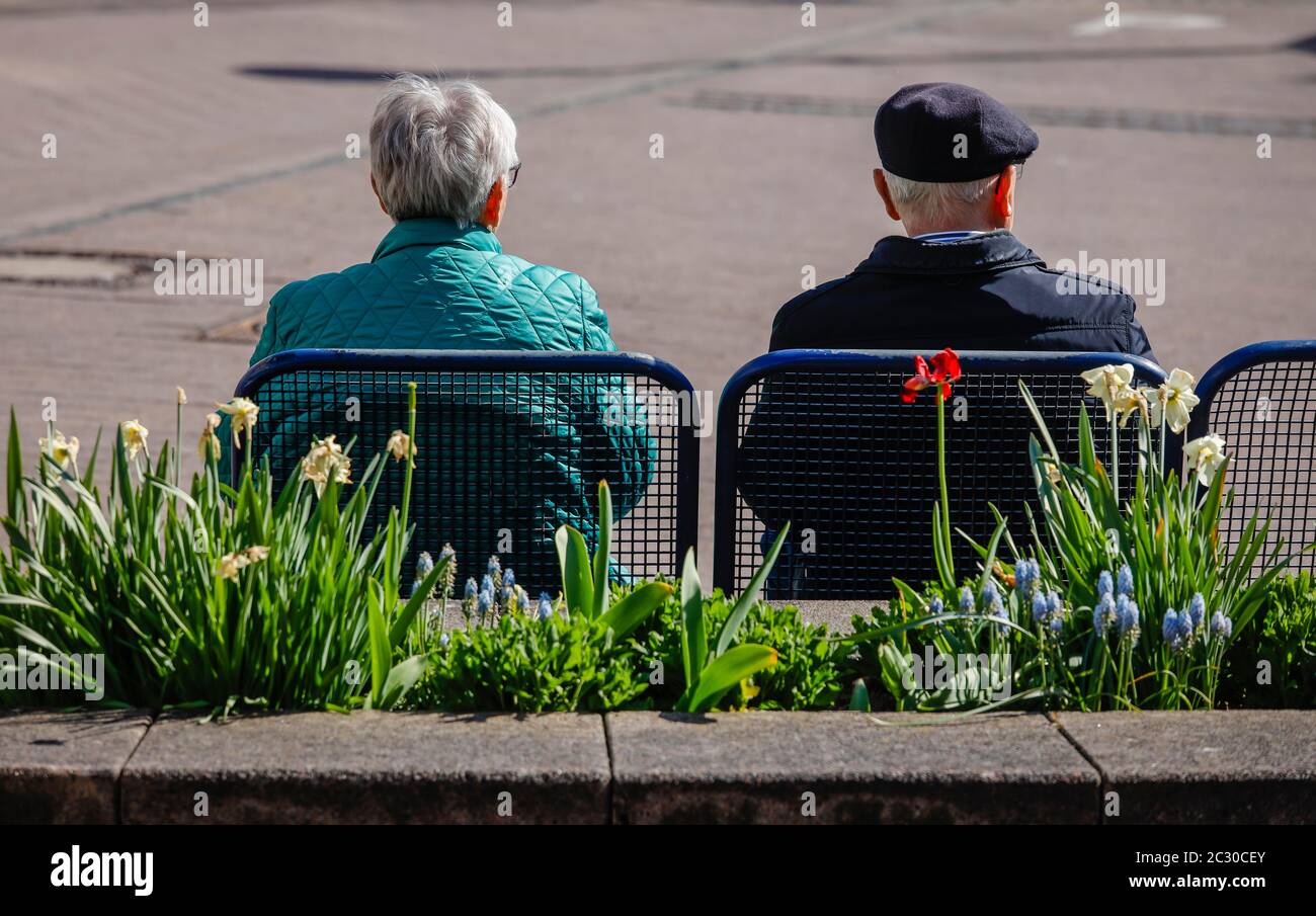 Senior citizens sitting on a park bench, Heinsberg, North Rhine ...