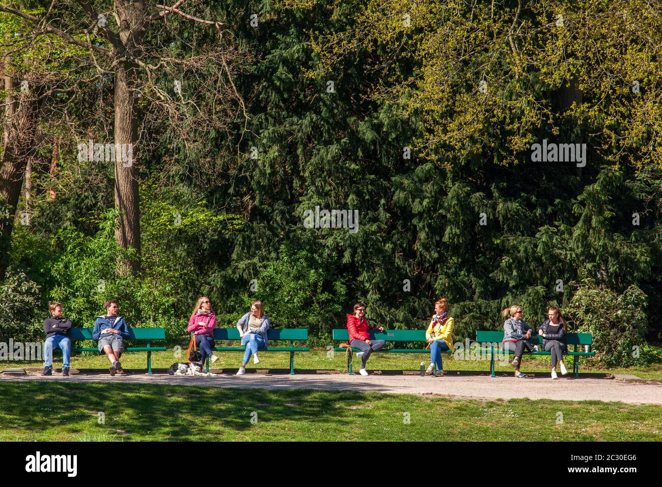 People on benches hi-res stock photography and images - Alamy