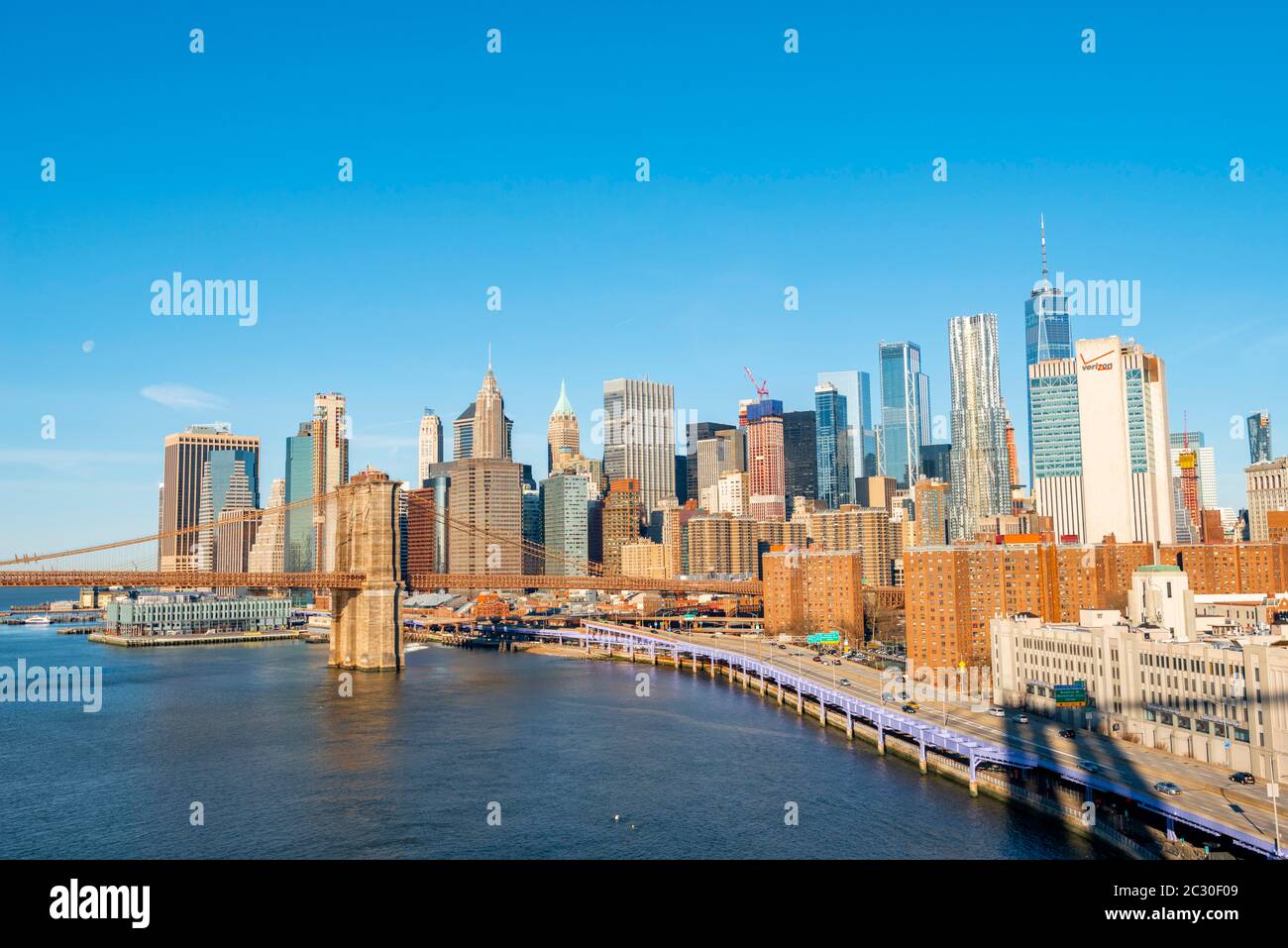 View from Manhattan Bridge over the East River to the skyline of Lower ...