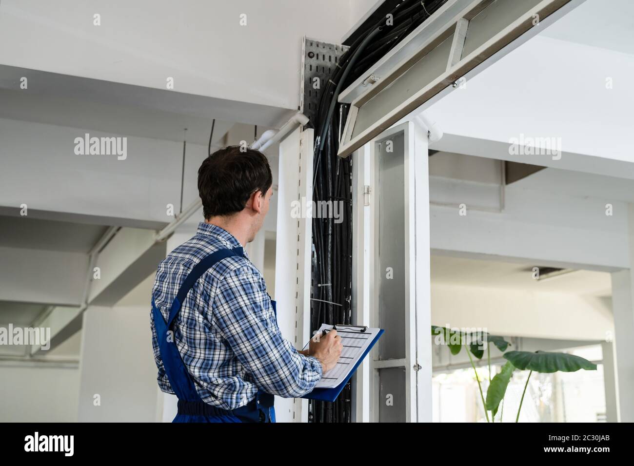 Cable tv technician with hat hi-res stock photography and images - Alamy