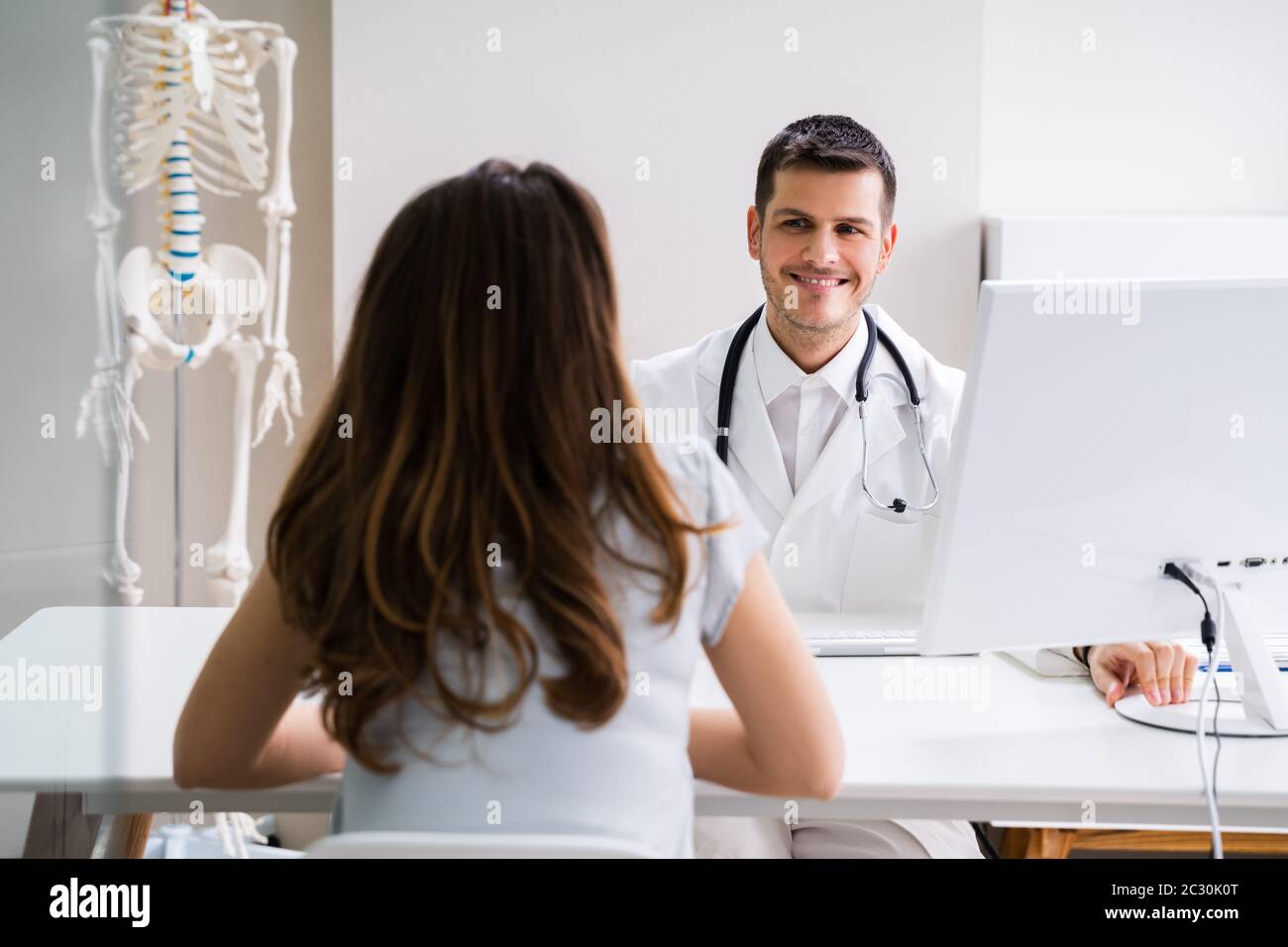 Doctor explains treatment appointment hi-res stock photography and ...
