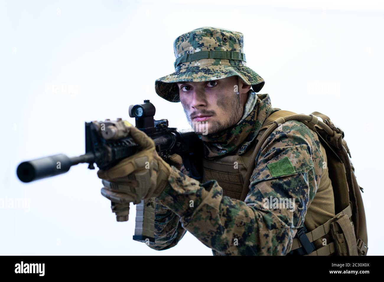soldier in action aiming laseer sight optics Stock Photo - Alamy